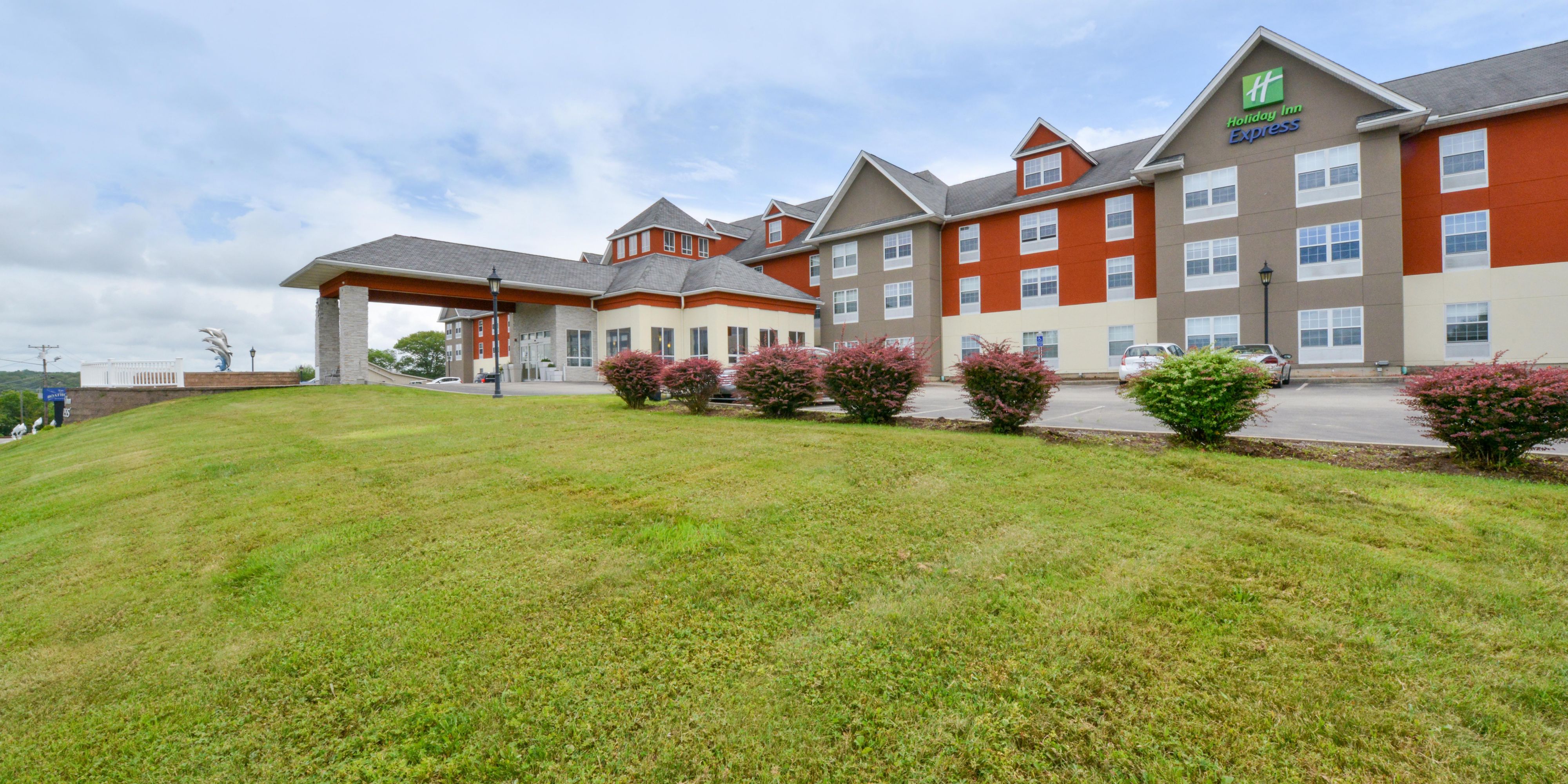 Mystic, CT Hotels near Mystic Aquarium | Holiday Inn Express Mystic ...
