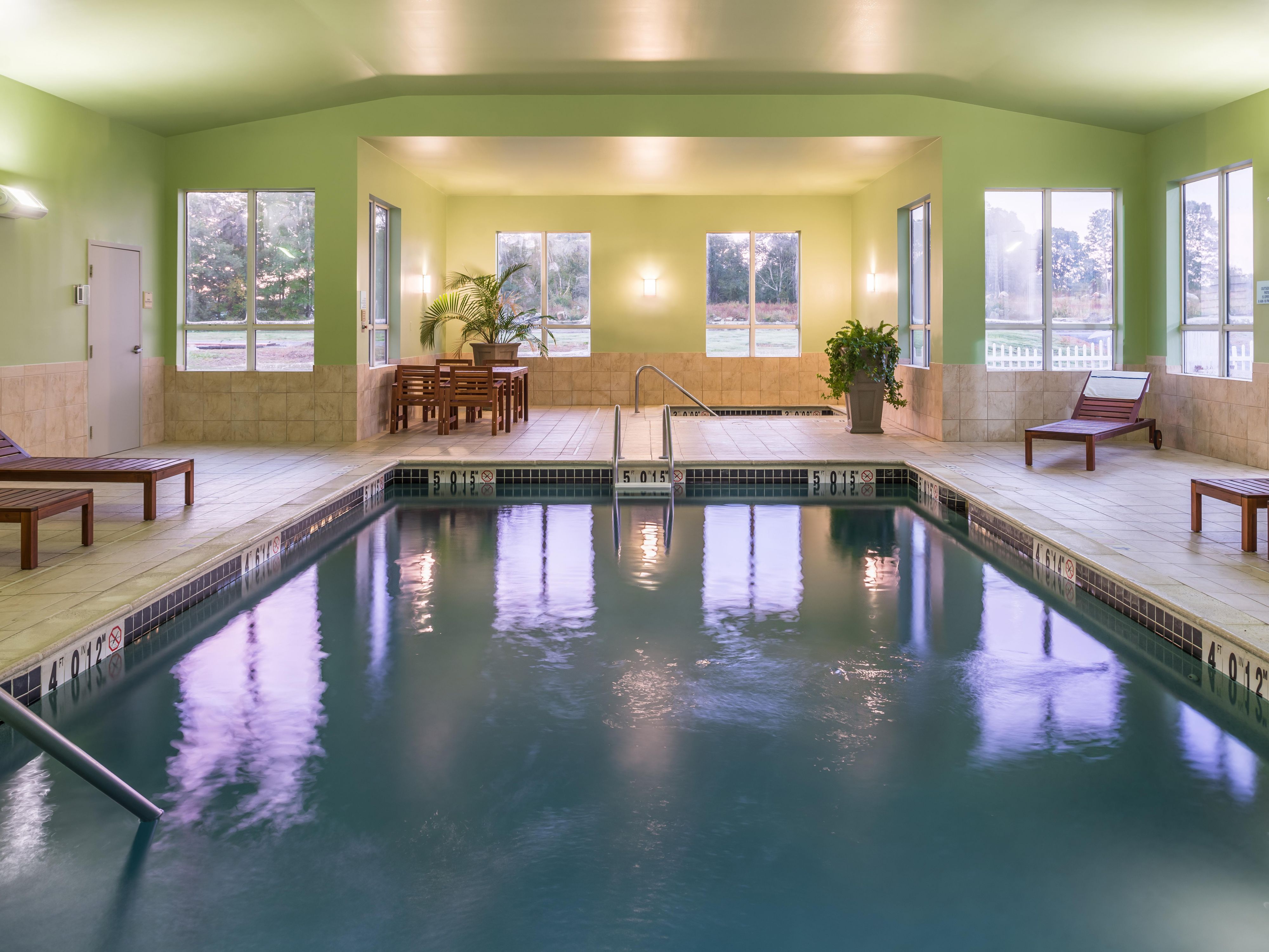 Mystic, CT Hotel near Mystic Aquarium | Holiday Inn Express Mystic ...