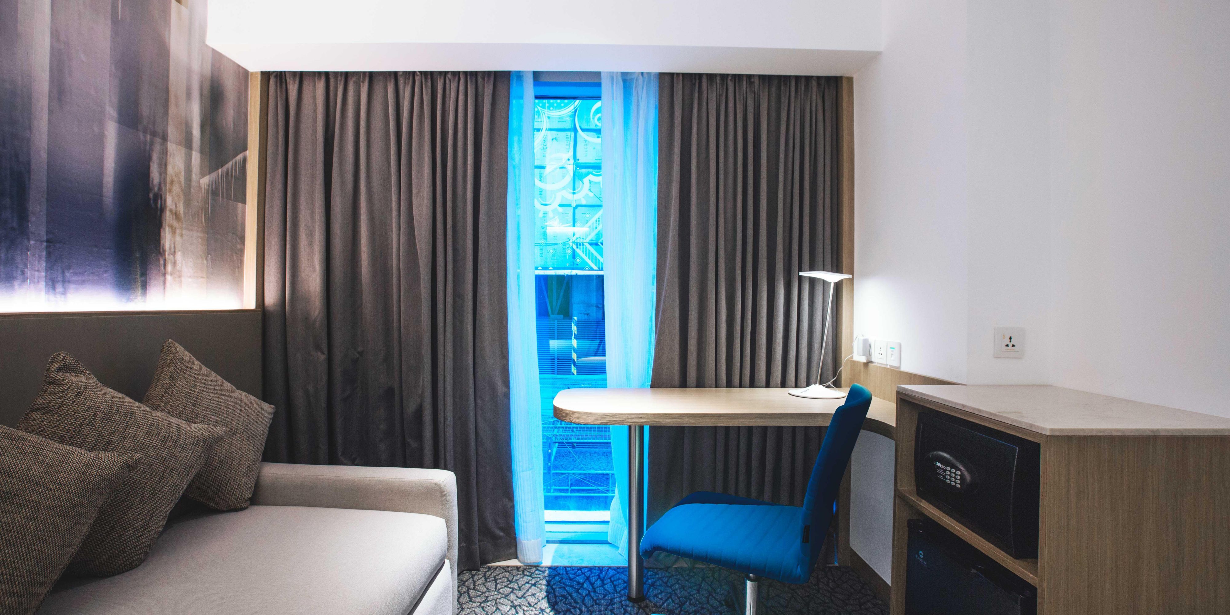 Holiday Inn Express Manila Newport City Guest Room & Suite Options