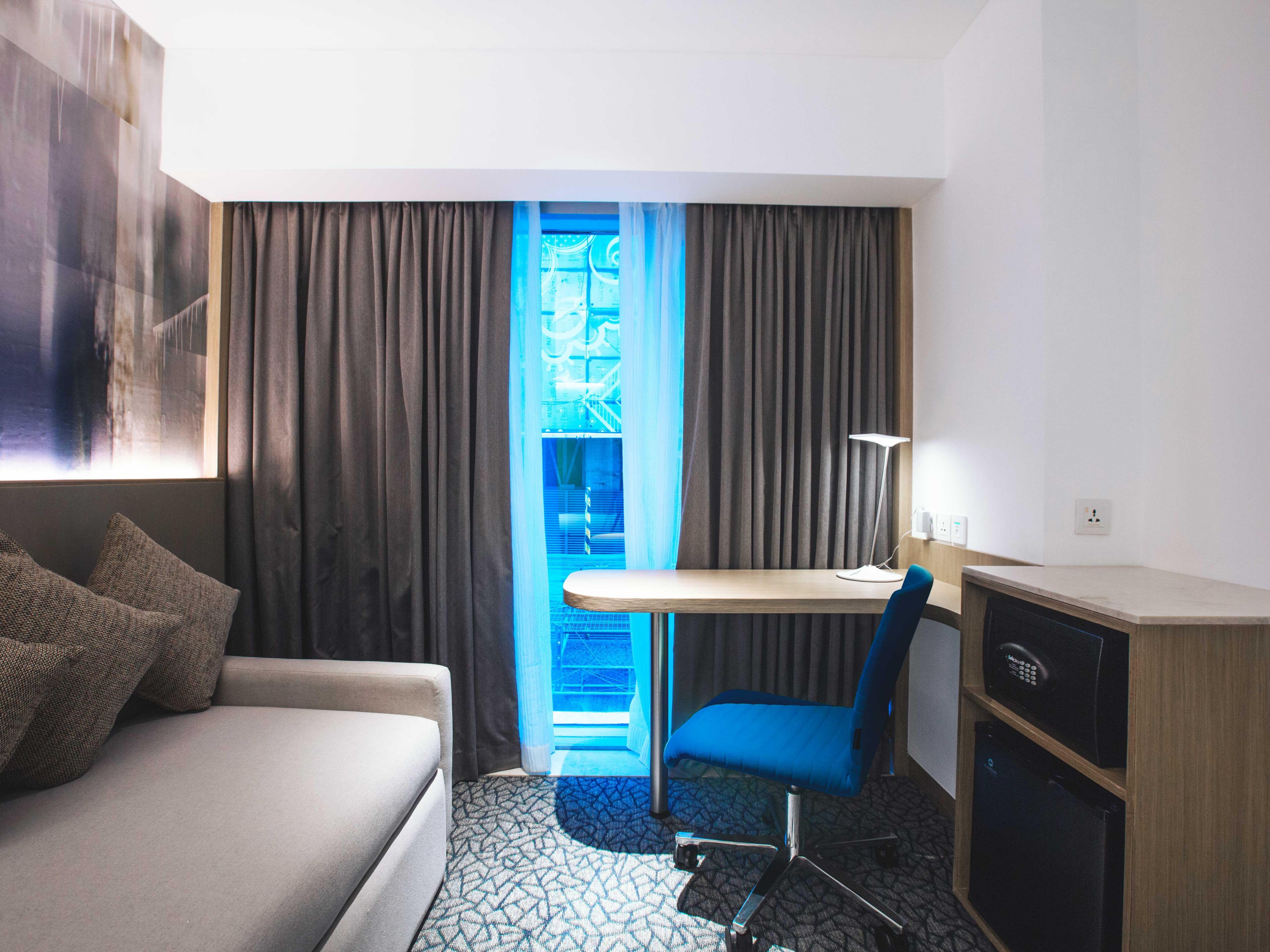 Holiday Inn Express Manila Newport City Guest Room & Suite Options