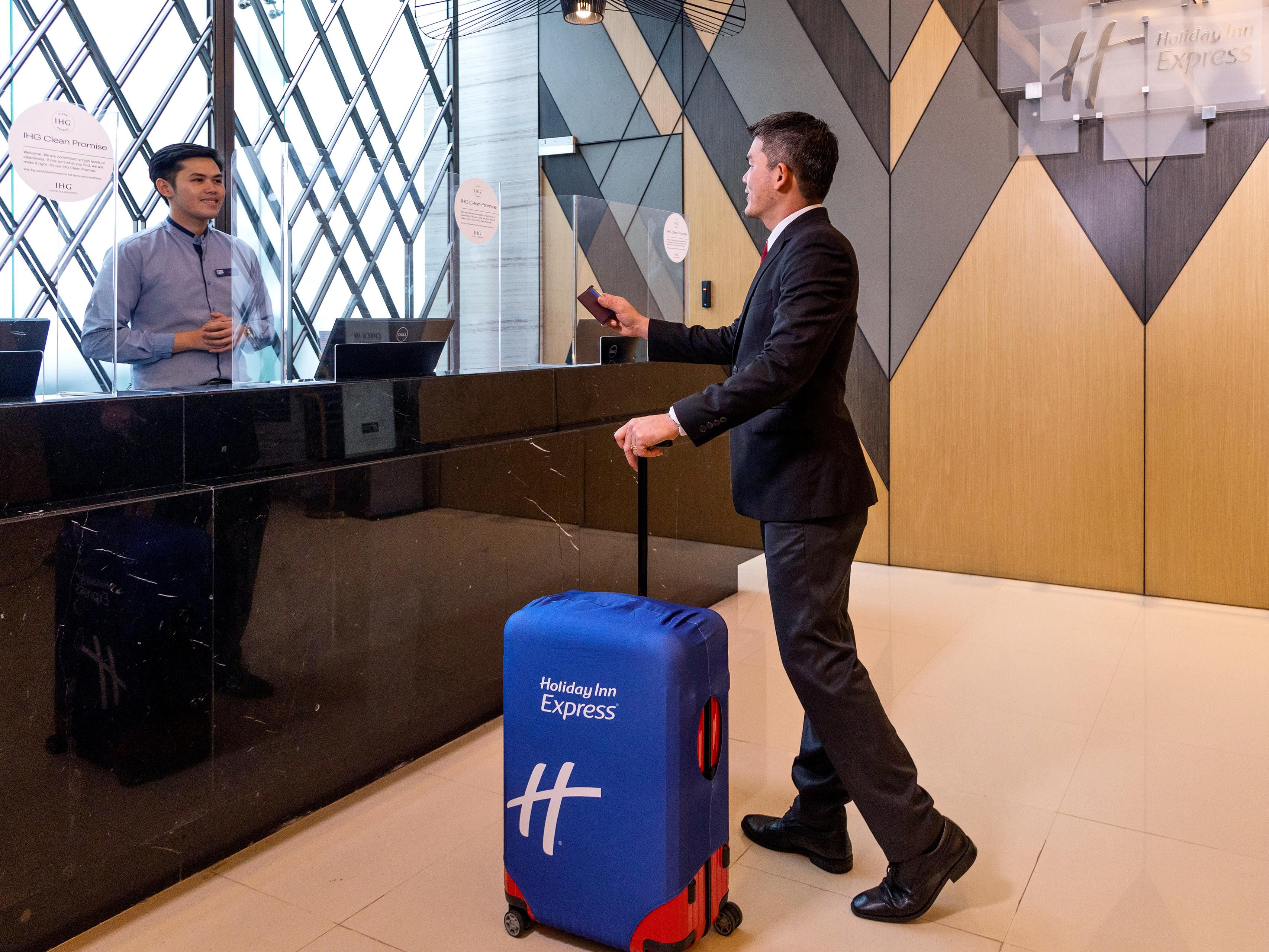 Stay in Comfort at Holiday Inn Express Manila Newport, Pasay City.