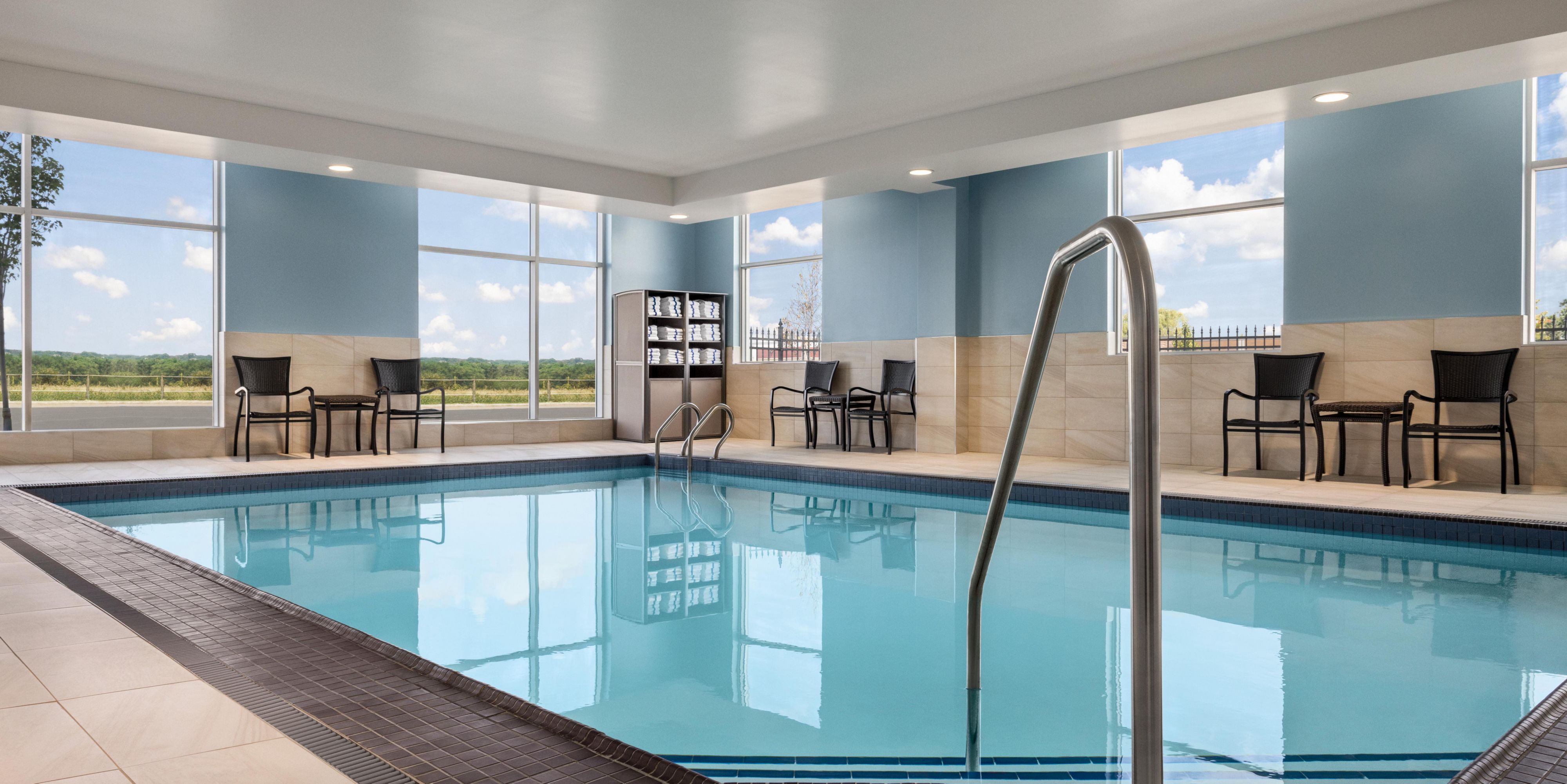 Holiday Inn Express Strathroy - Strathroy,