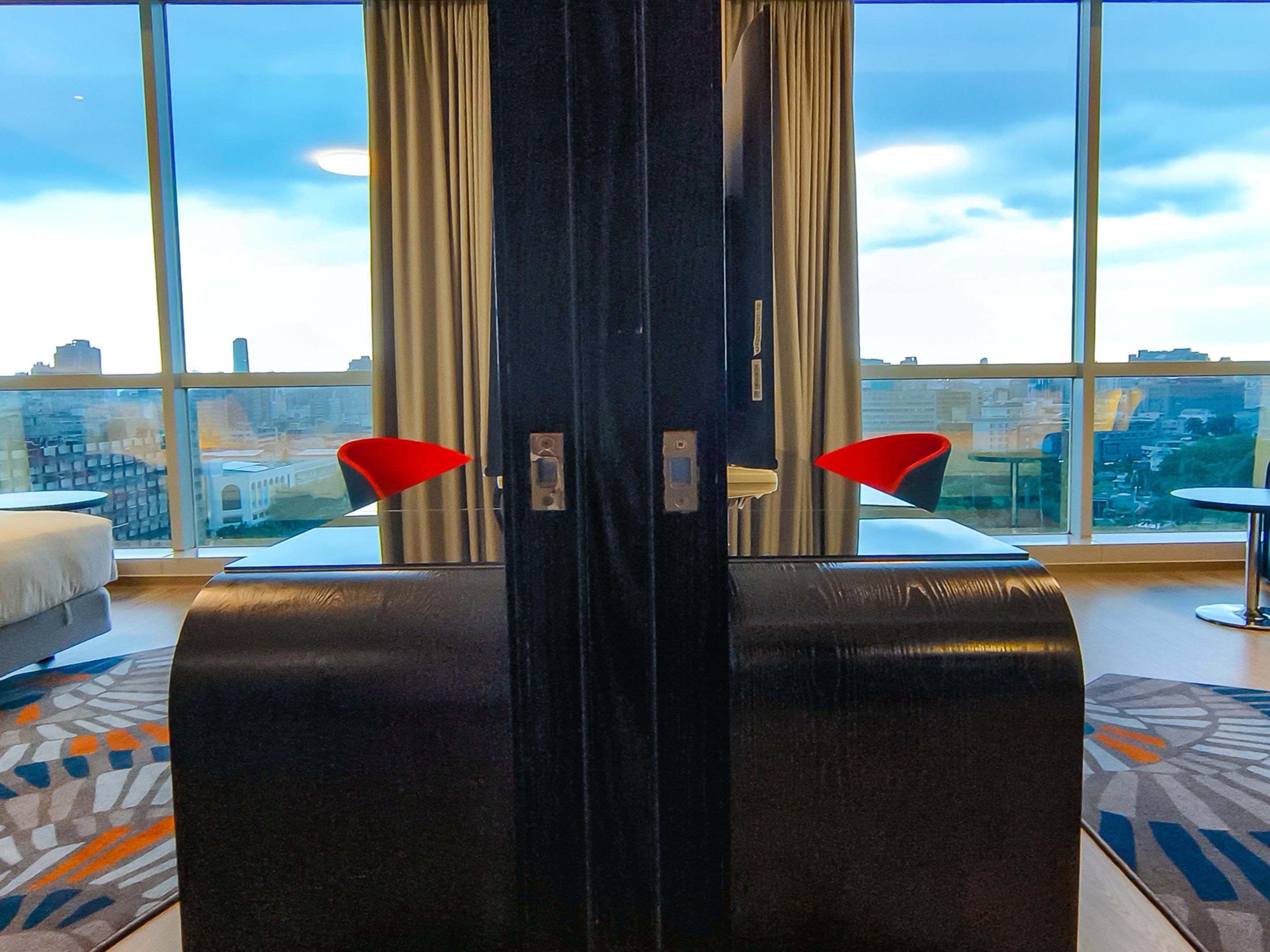 Holiday Inn Express Taichung Park is a modern hotel located near Taichung Station in Taiwan.