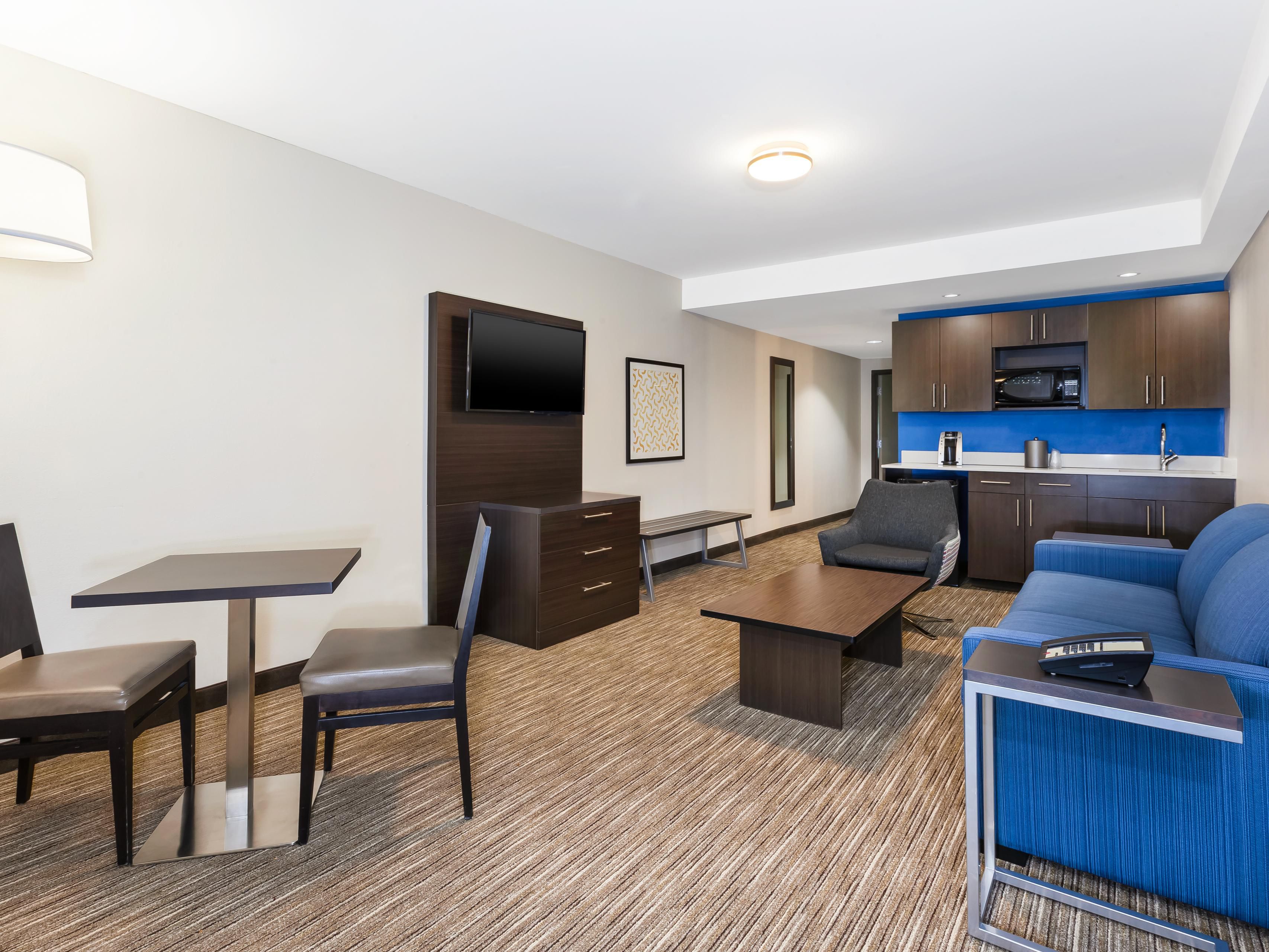 Holiday Inn Express Winnipeg Airport - Polo Park Guest Room & Suite Options