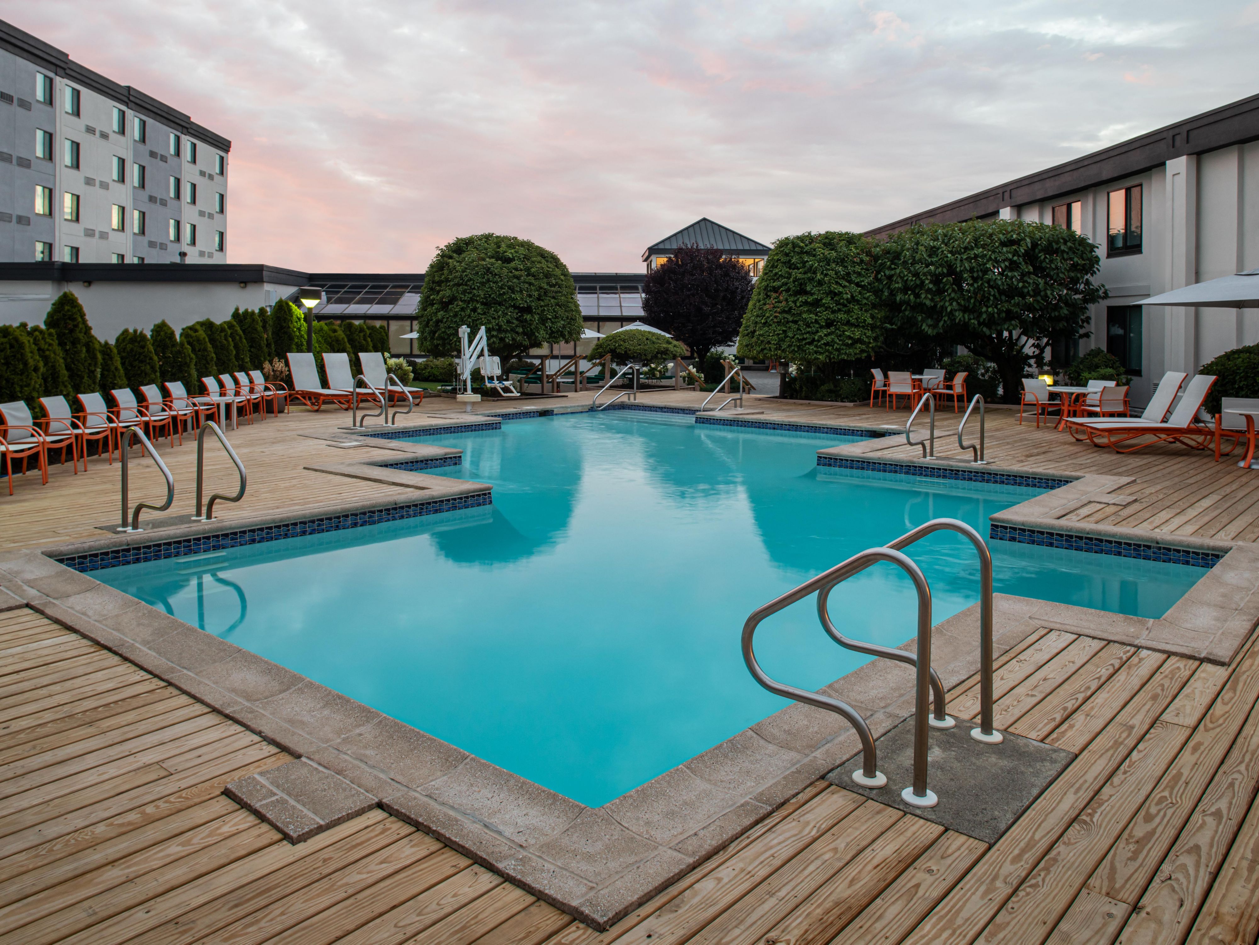 Hotels in East Rutherford, NJ with Pool | Holiday Inn Hasbrouck Heights