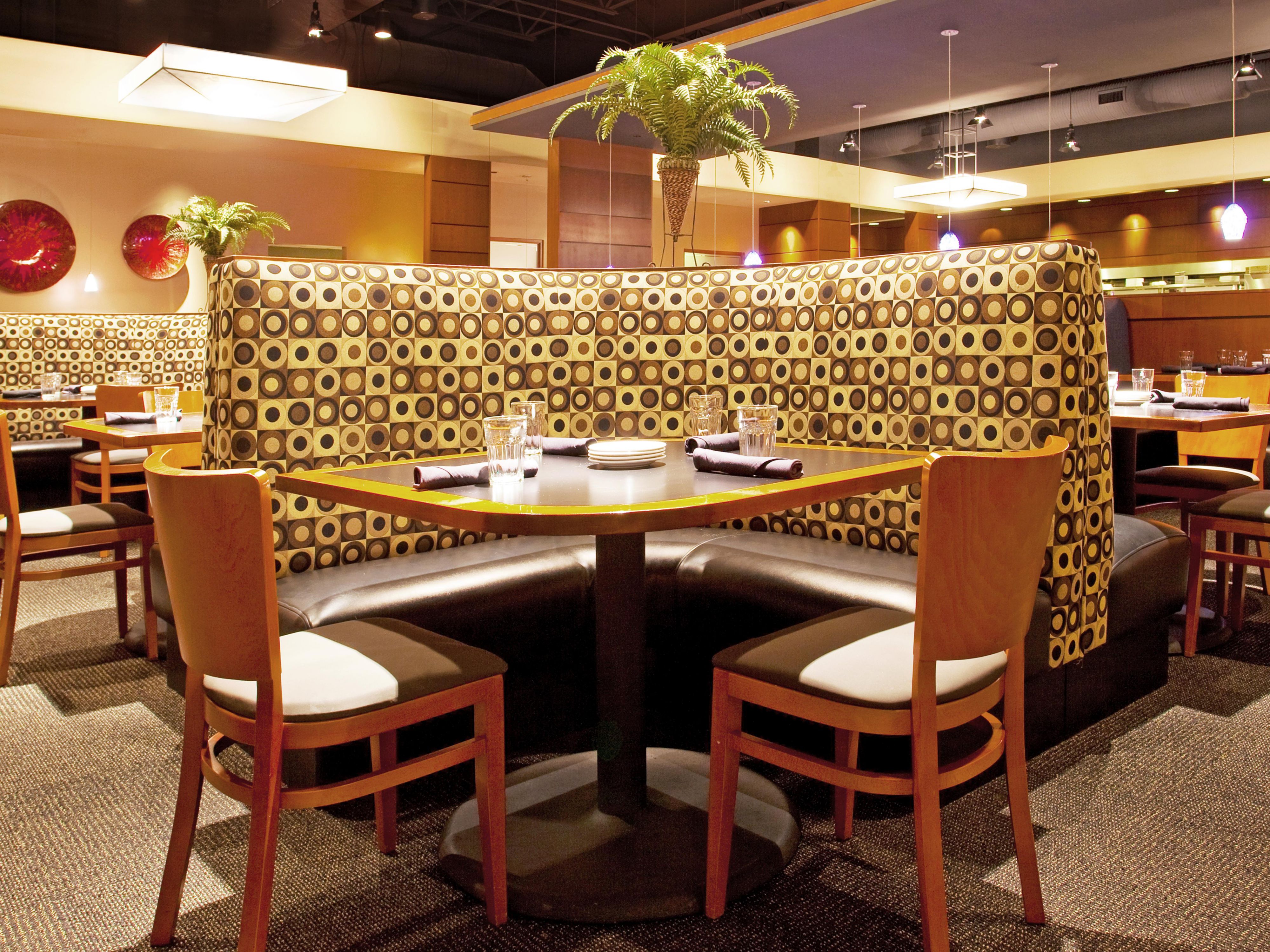 Restaurants Near Holiday Inn Hotel & Suites Bloomington-Airport