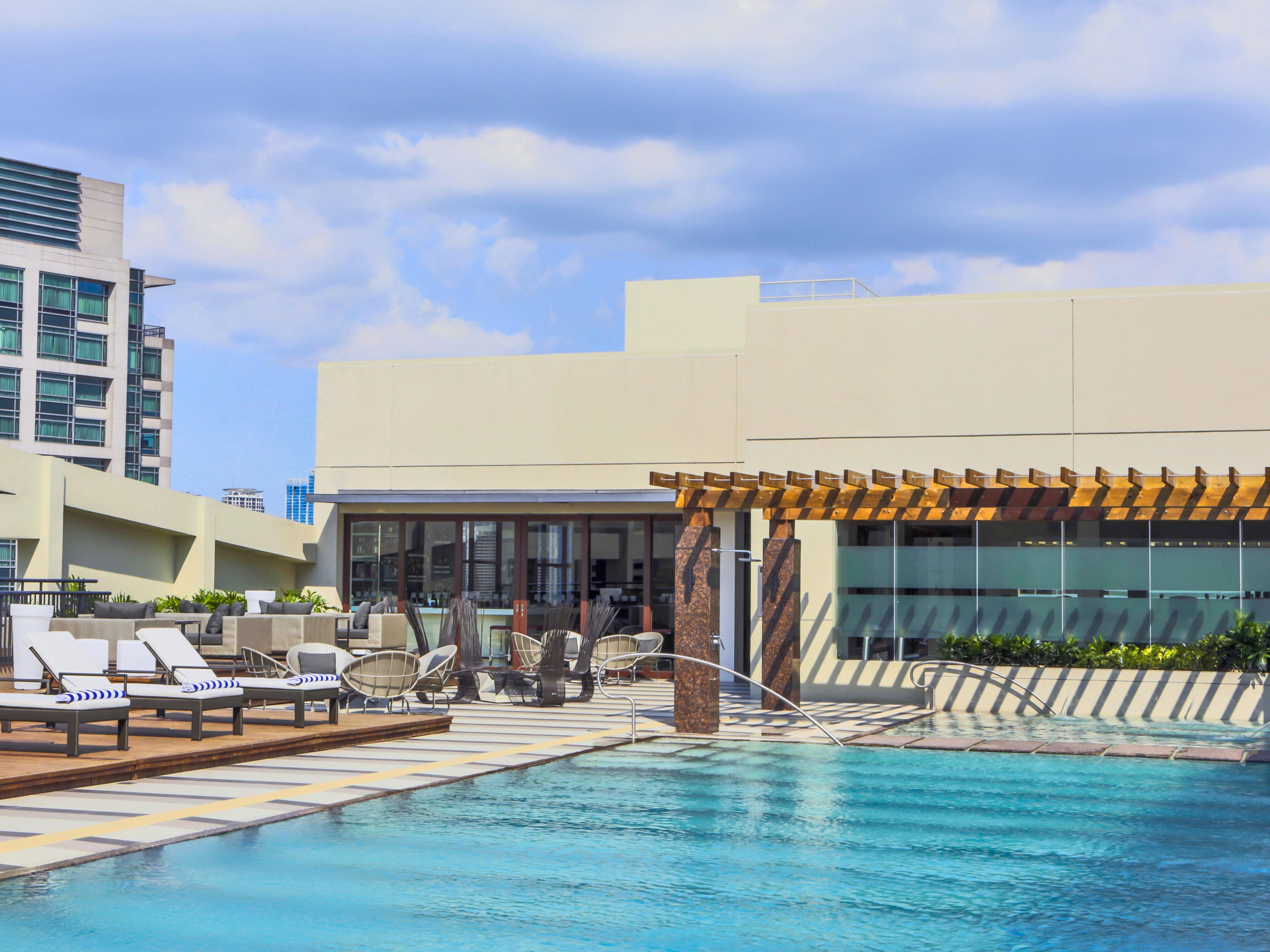 Holiday Inn Hotel & Suites Makati - Free Internet & More
