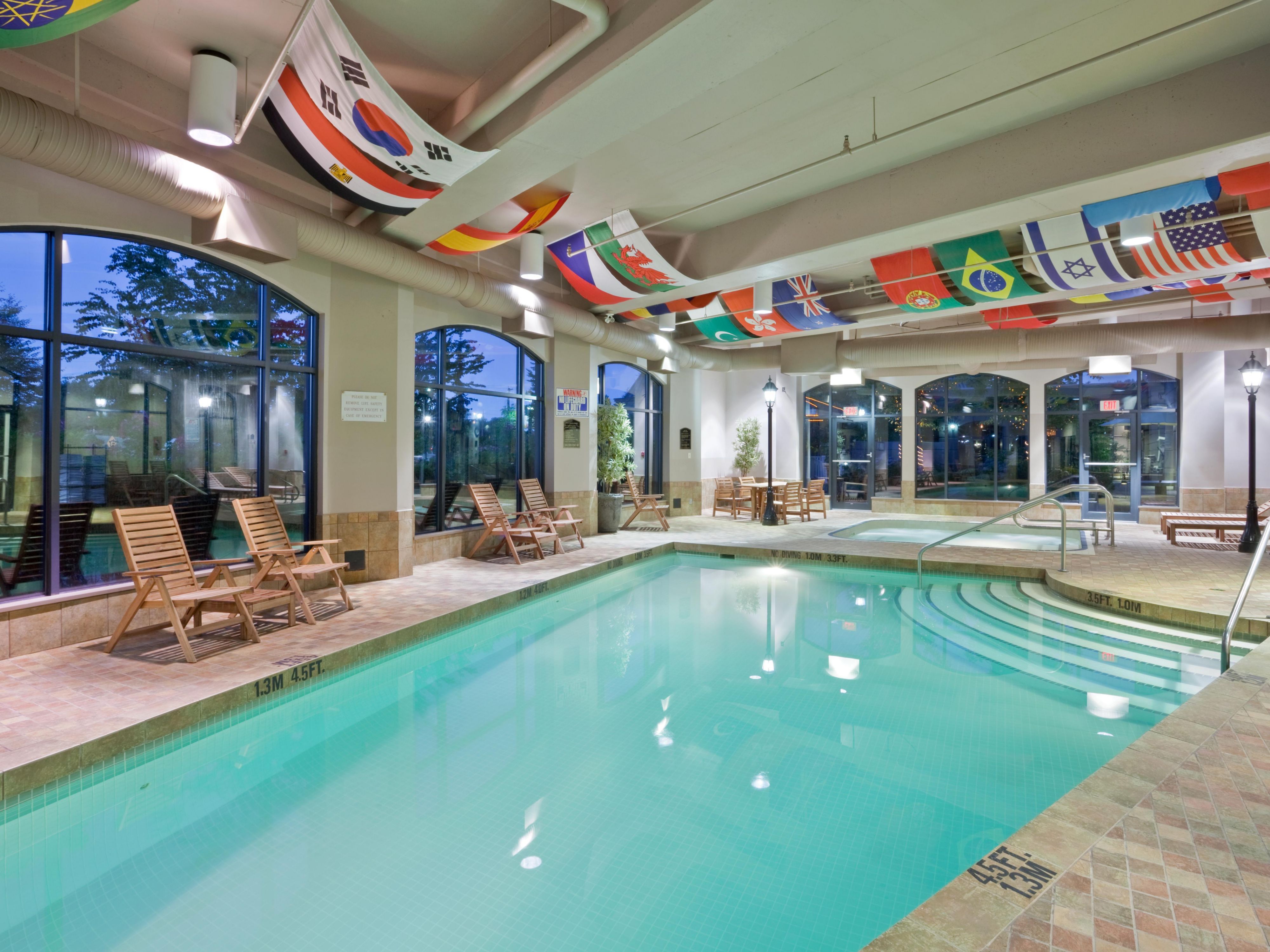 Holiday Inn Hotel & Suites North Vancouver - Free Internet & More