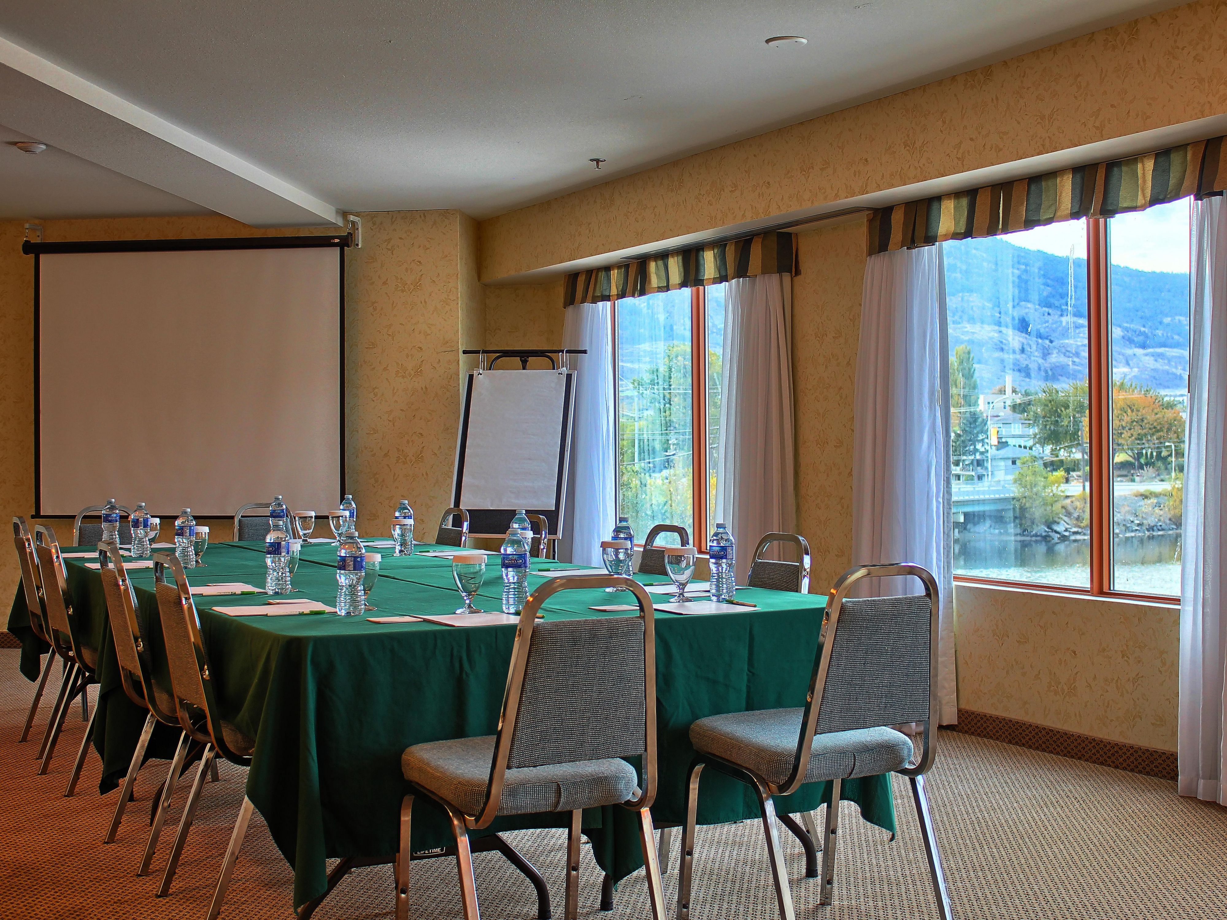 Hotel in Osoyoos | Holiday Inn Hotel & Suites Osoyoos Hotel