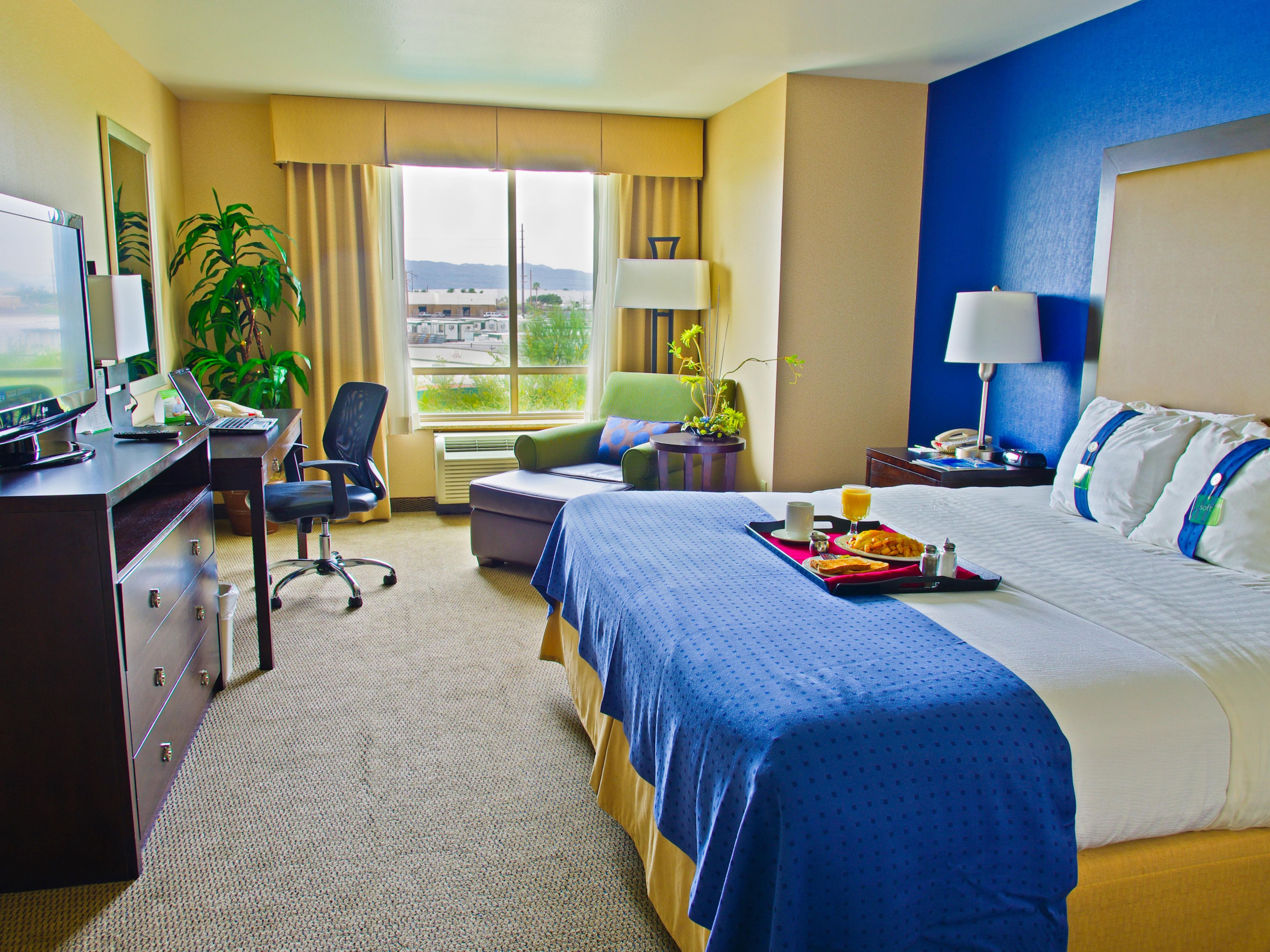 Phoenix Sky Harbor Airport Hotel | Holiday Inn & Suites Phoenix Airport