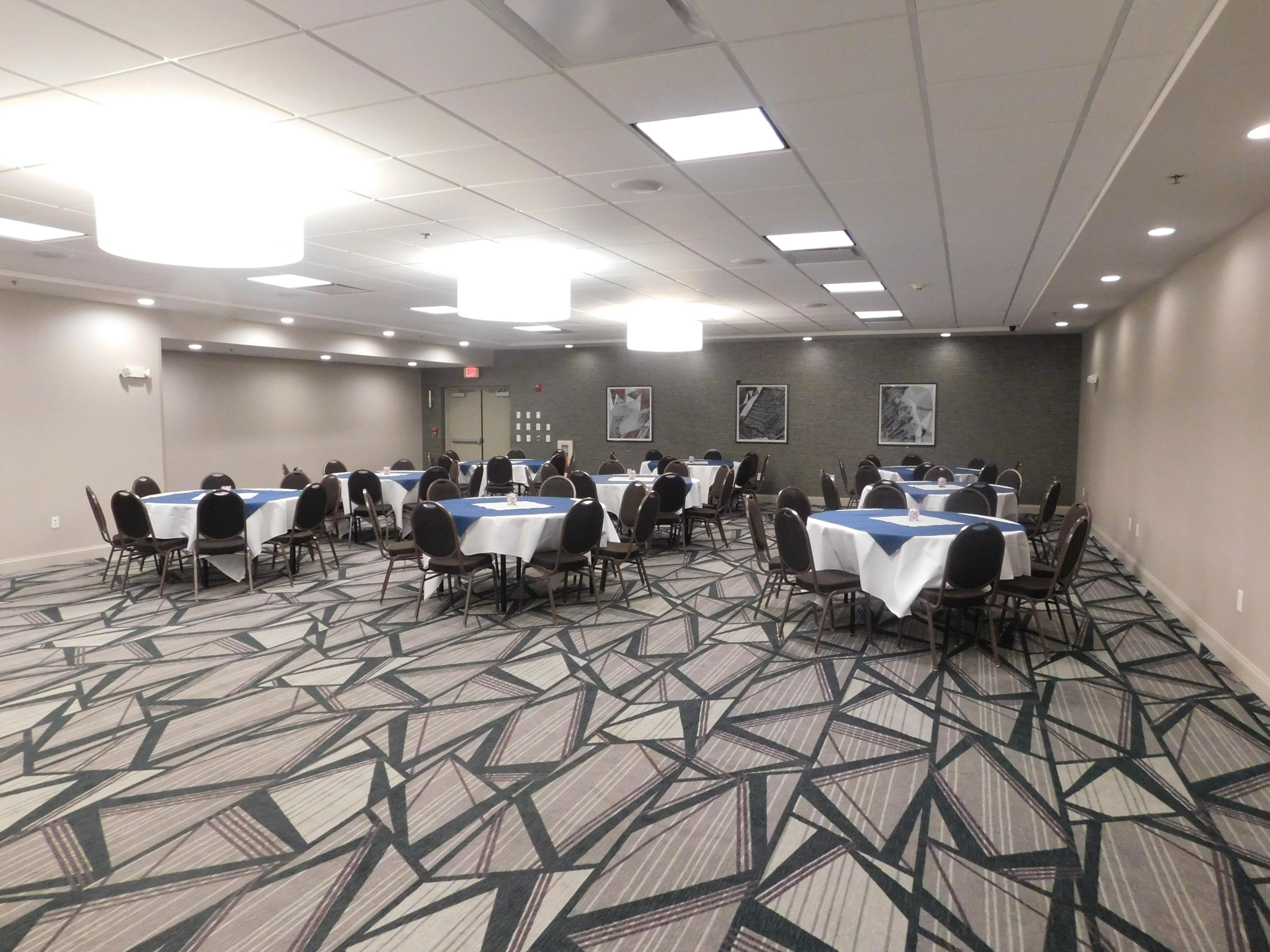 Family Rochester Hotels in New York City | Holiday Inn & Suites ...