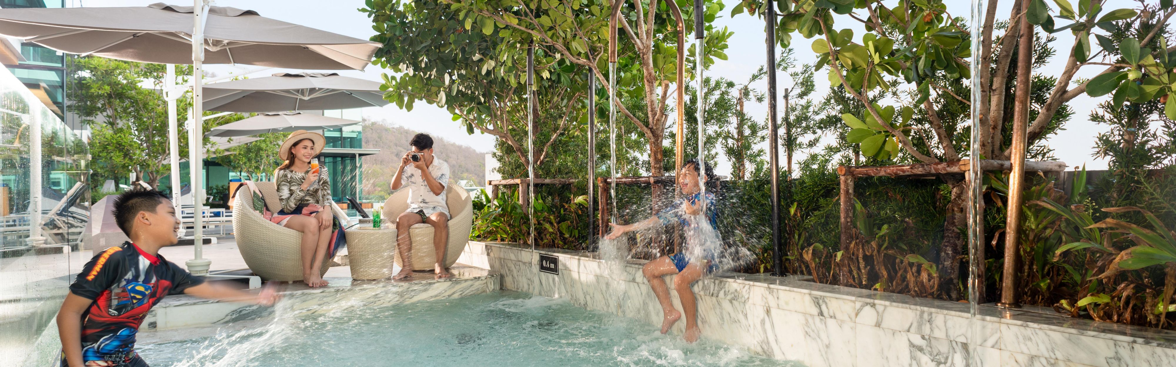 Holiday Inn Hotel & Suites Siracha Laemchabang - Free Internet & More
