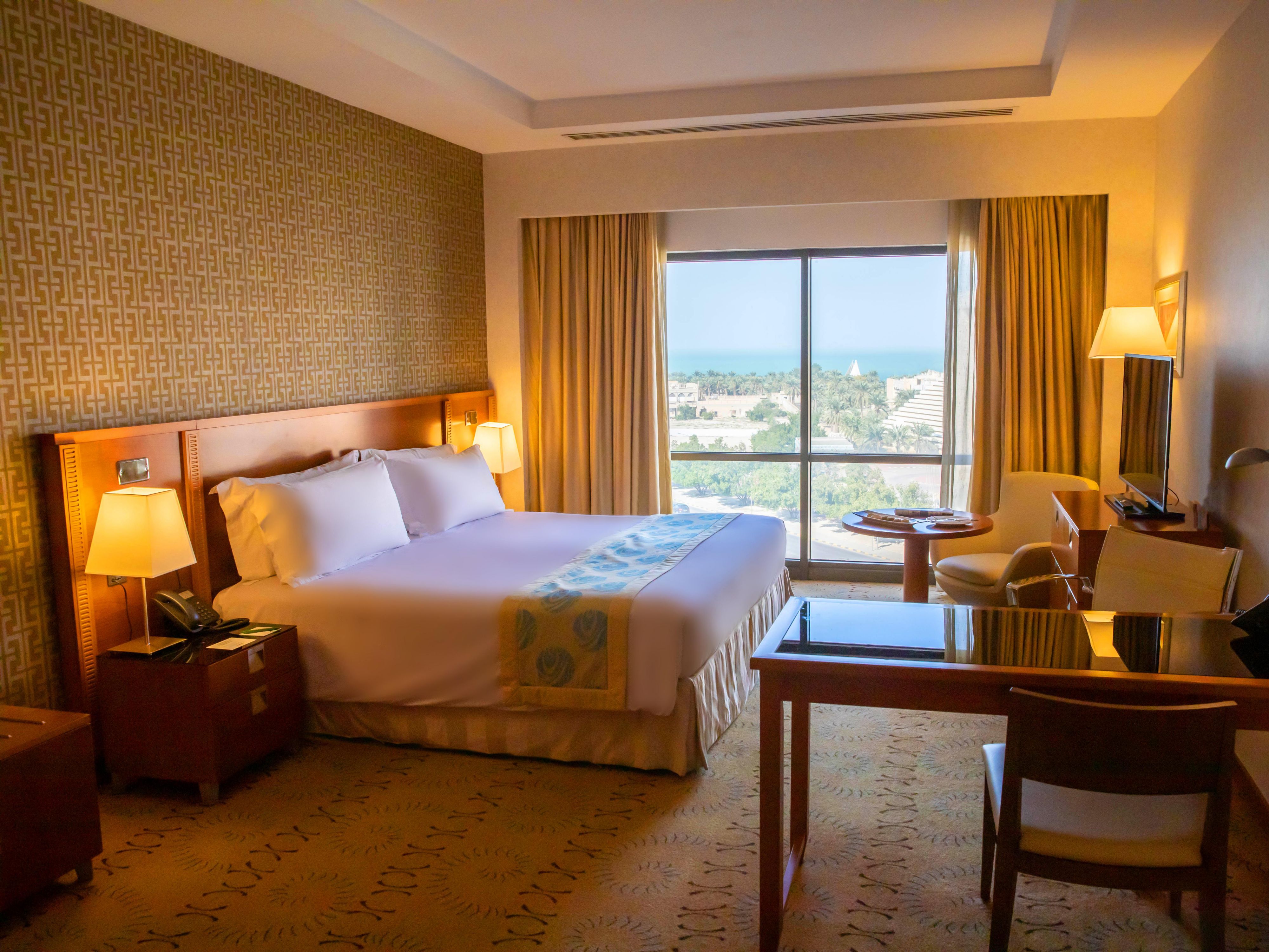 Hotel in Kuwait | Holiday Inn Suites Kuwait Salmiya Hotel