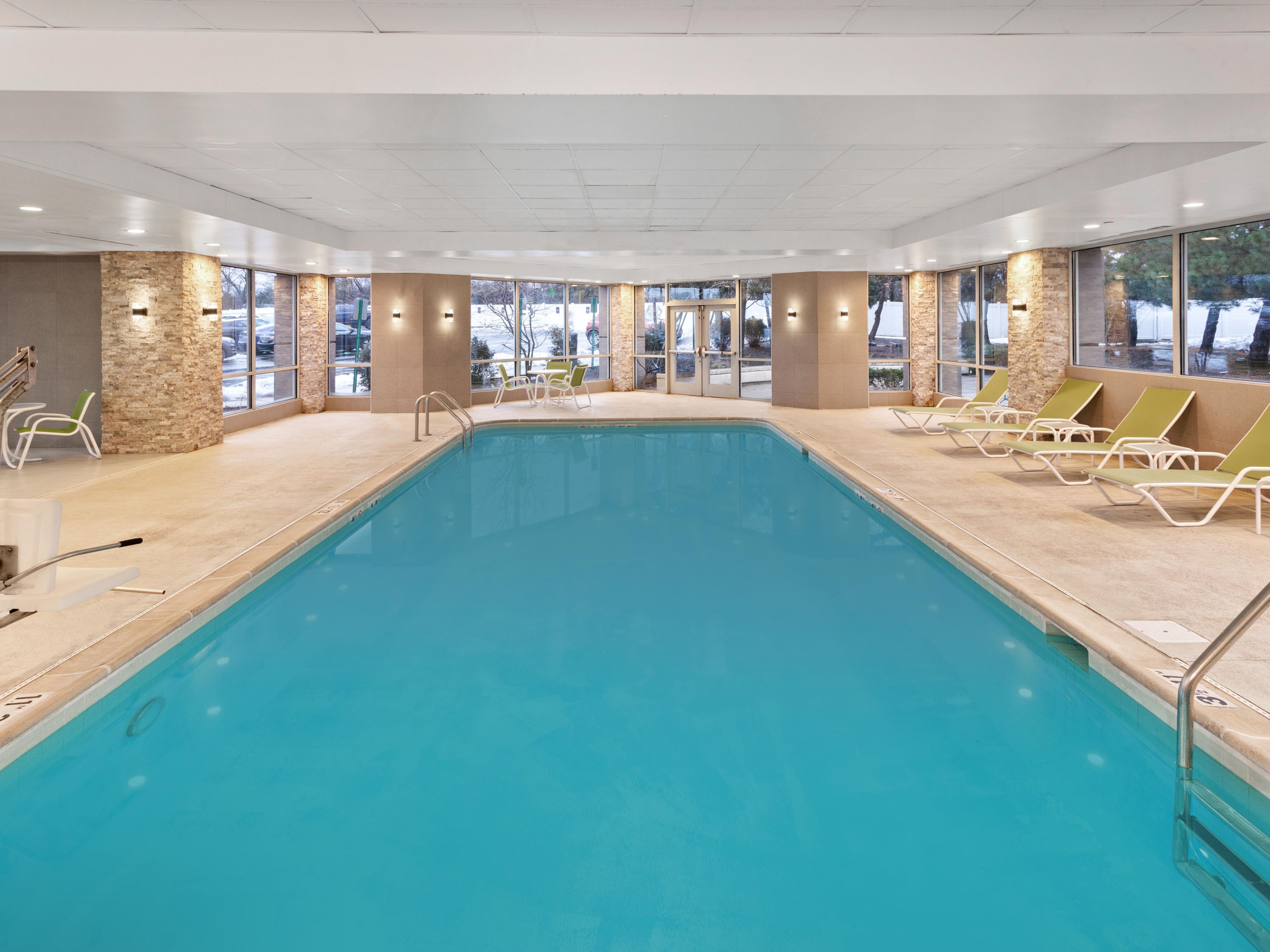 Oakbrook Hotel With Pool & Gym | Holiday Inn Chicago Oakbrook