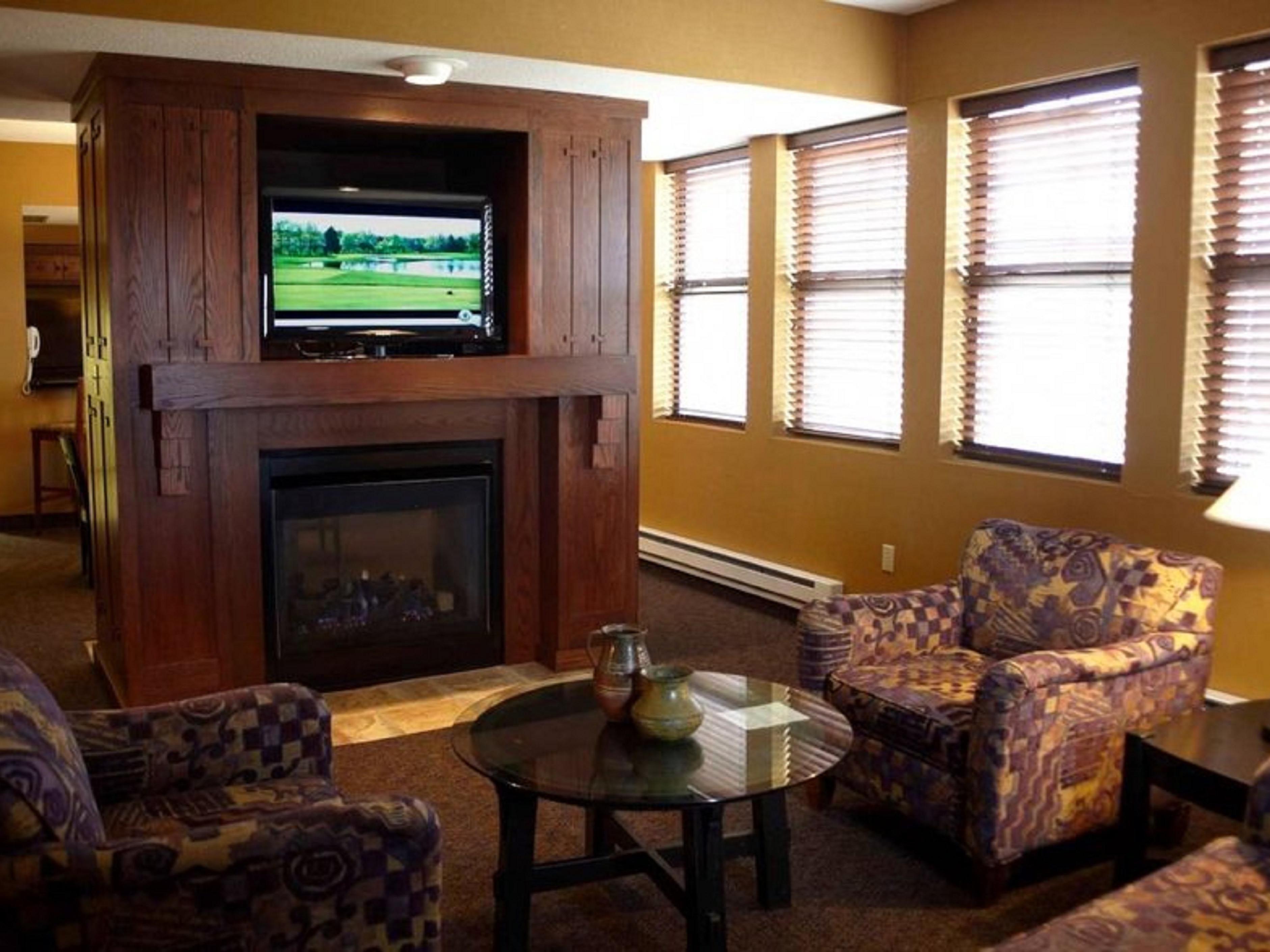 Pewaukee Hotel with Pool | Welcome to Holiday Inn Pewaukee-Milwaukee West