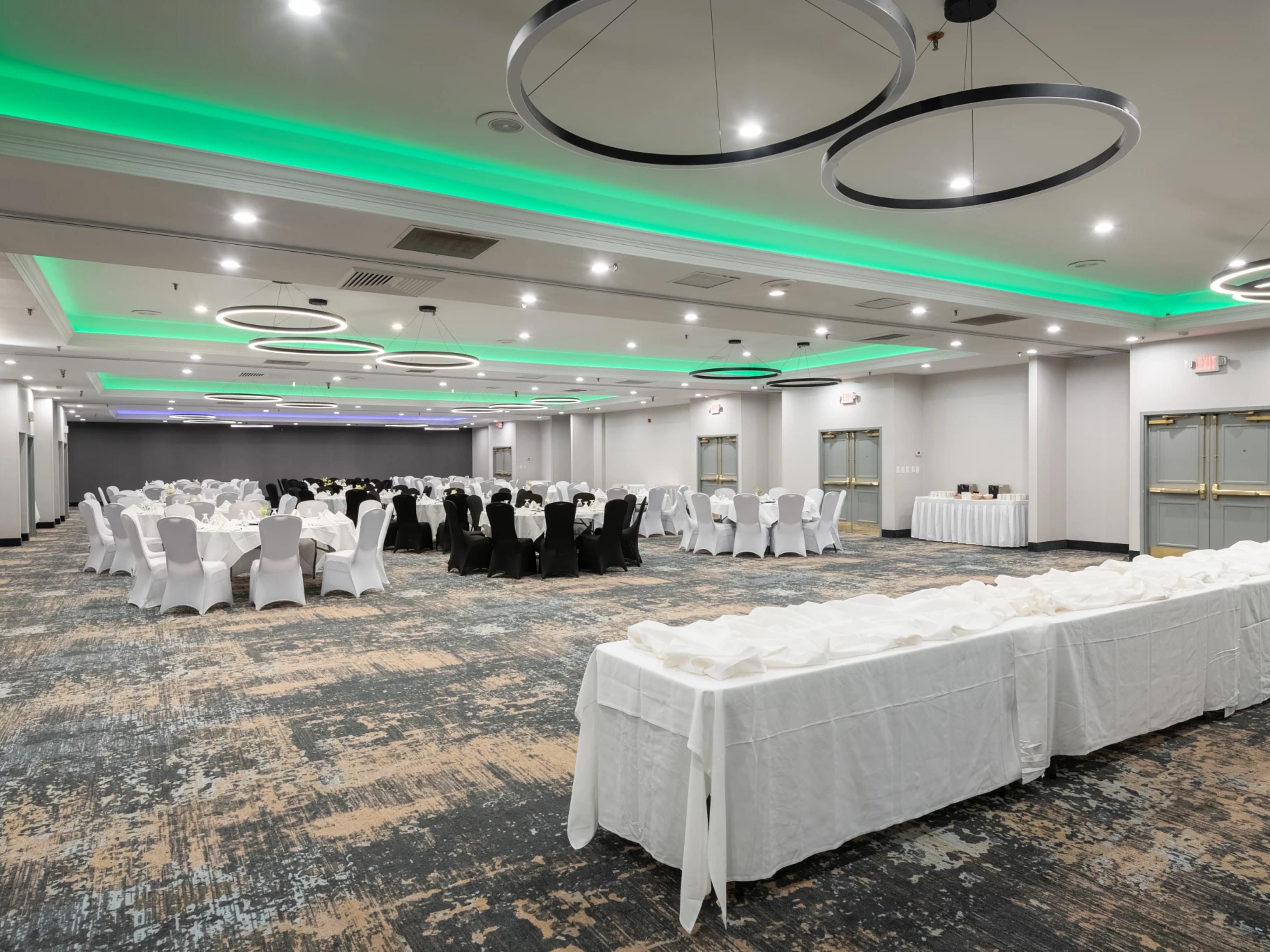 Pet-Friendly Hotel in Roanoke, VA | Holiday Inn Roanoke-Tanglewood-Rt ...