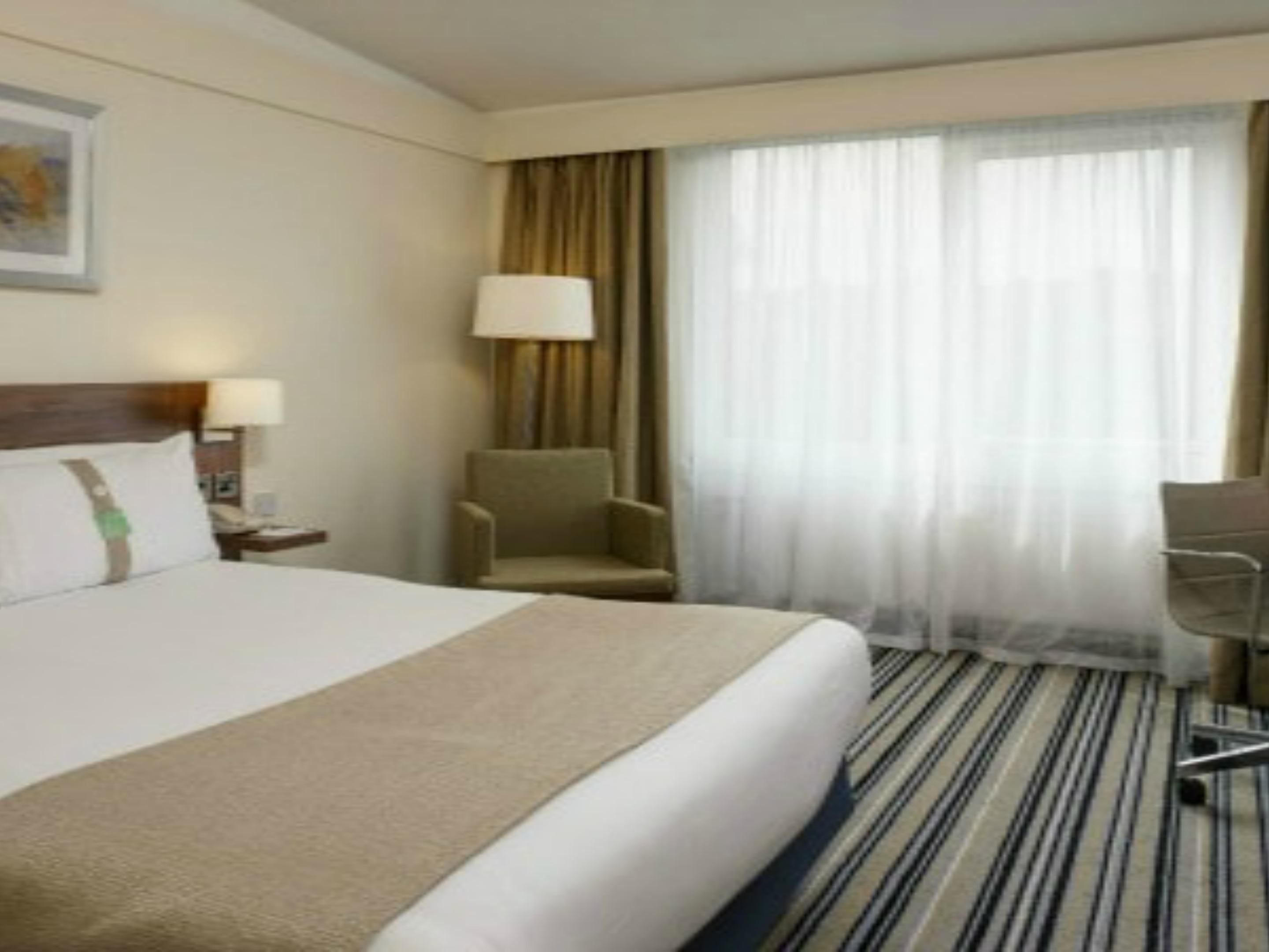 Hotels Near Airport: Holiday Inn Rochester - Chatham