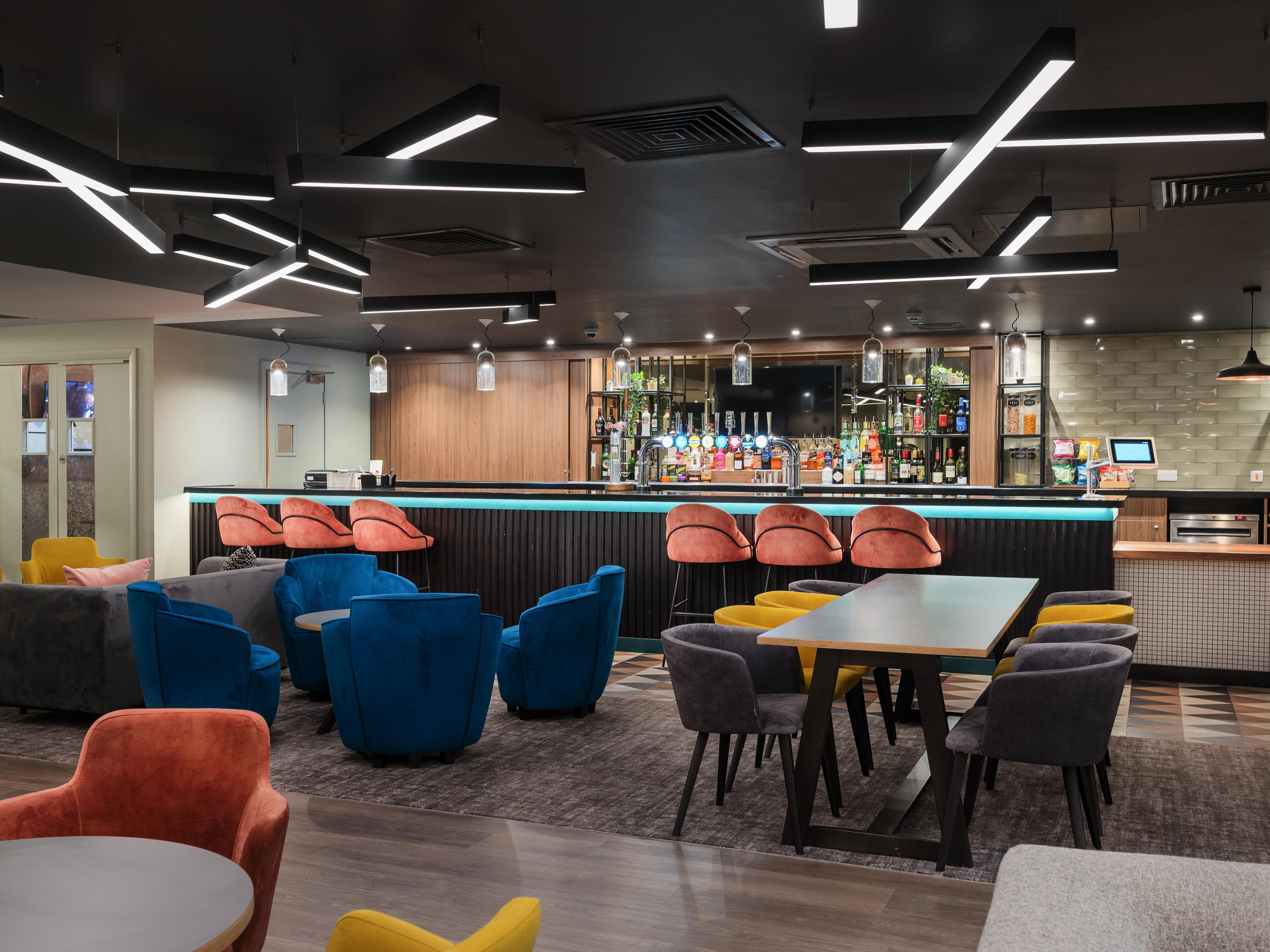 Hotels Near Airport: Holiday Inn Rochester - Chatham