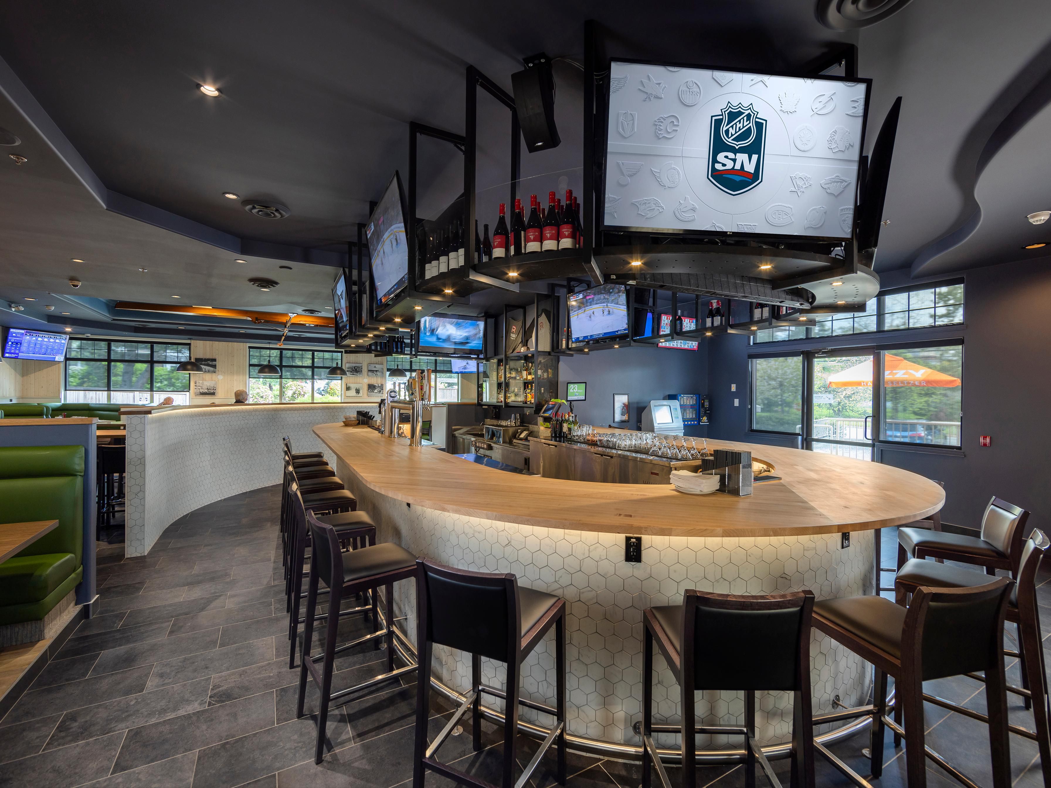 Hotel in Victoria | Holiday Inn Victoria – Elk Lake Hotel