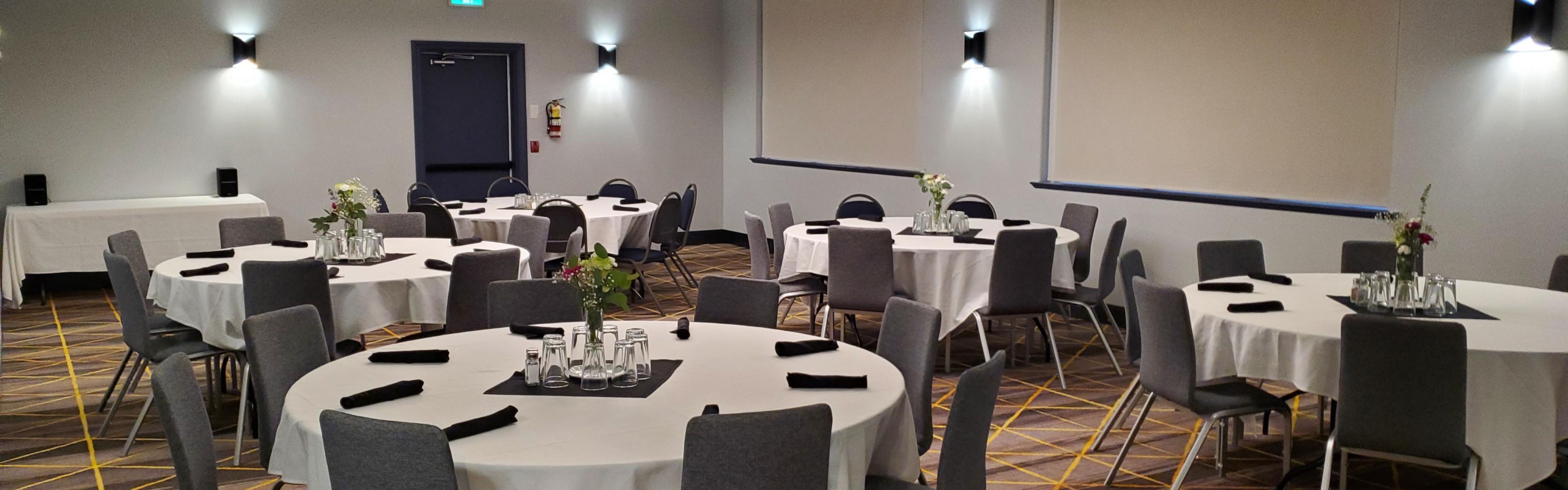 Meeting rooms in Victoria | Holiday Inn Victoria – Elk Lake - Hotel ...