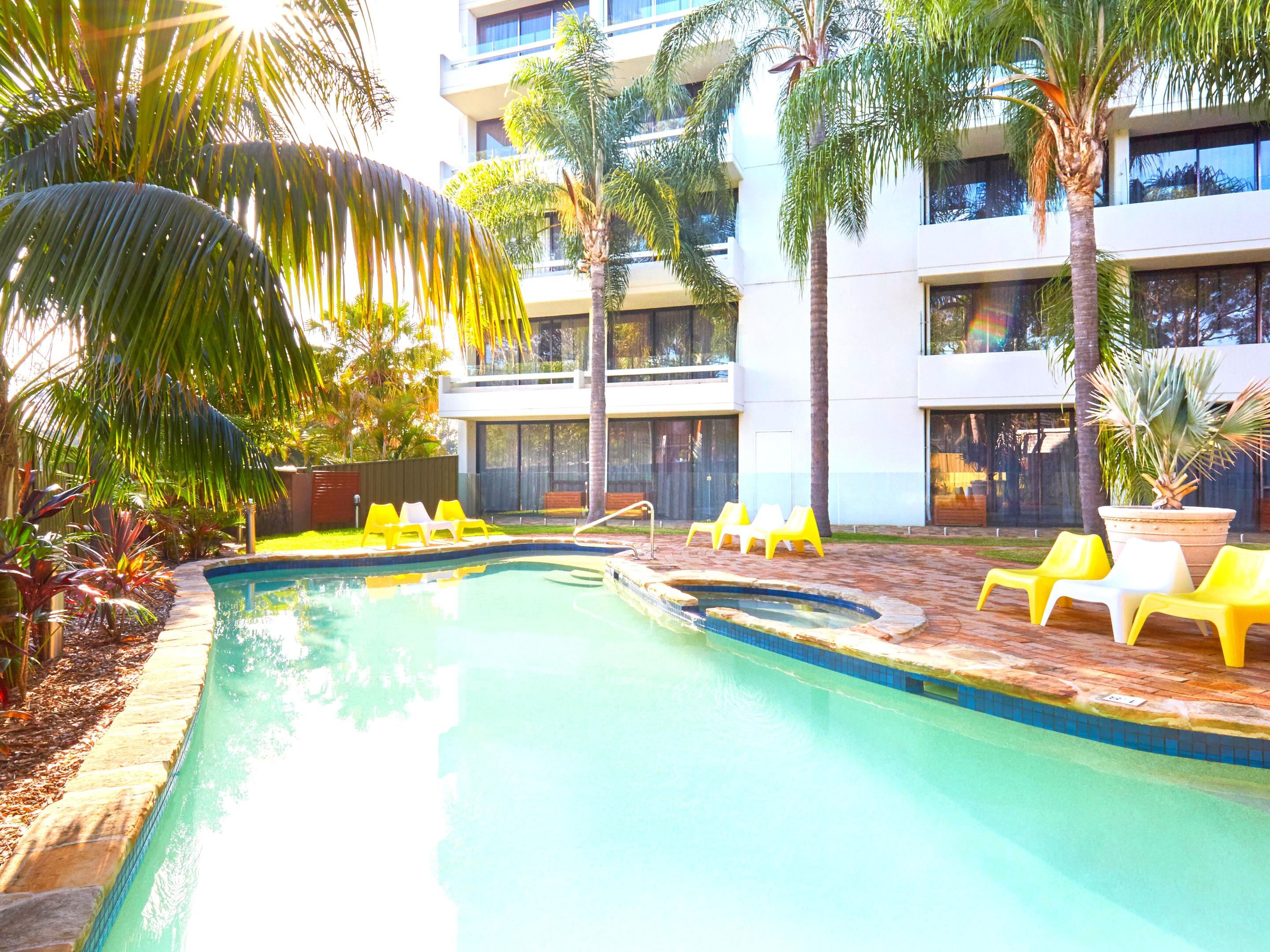 Holiday Inn Warwick Farm - Free Internet & More