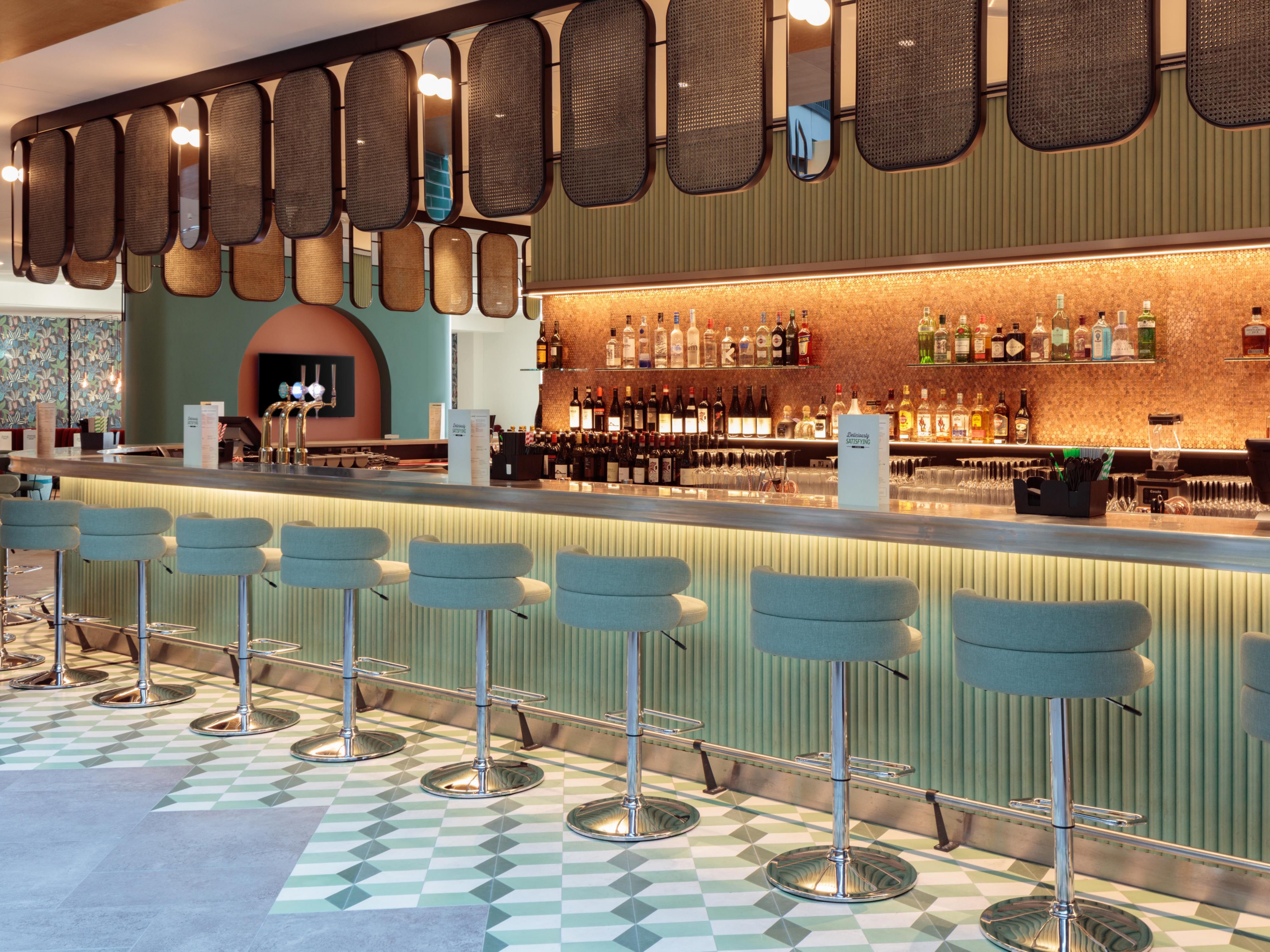 Heathrow Airport Hotels on Bath Road | Holiday Inn London - Heathrow ...