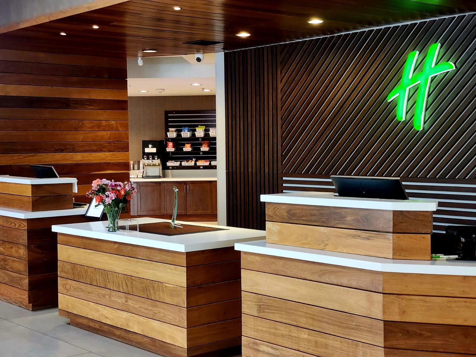 Brookfield Hotel | Holiday Inn Brookfield - Milwaukee