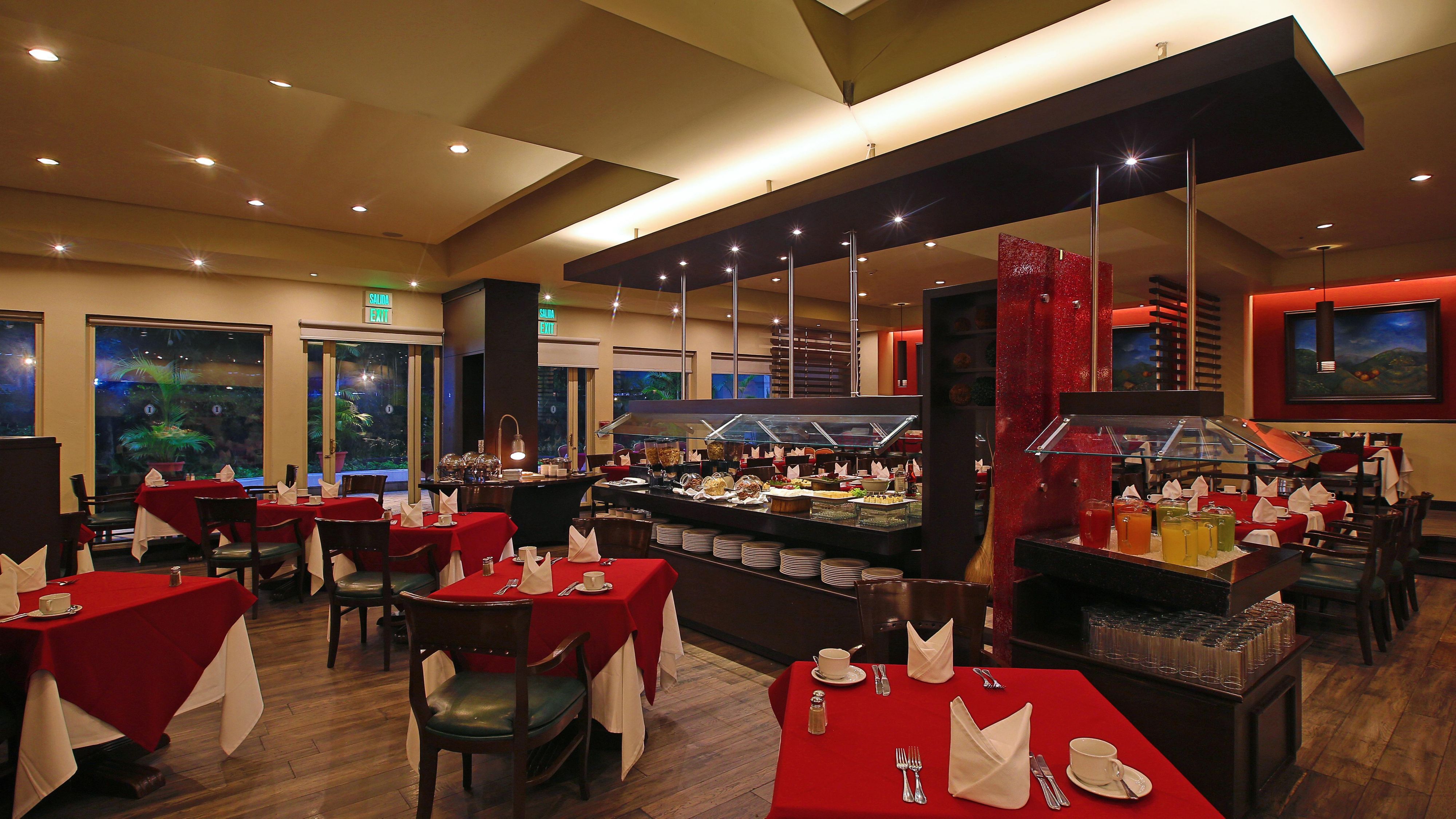 Restaurantes con diferentes especialidades dentro del hotel.